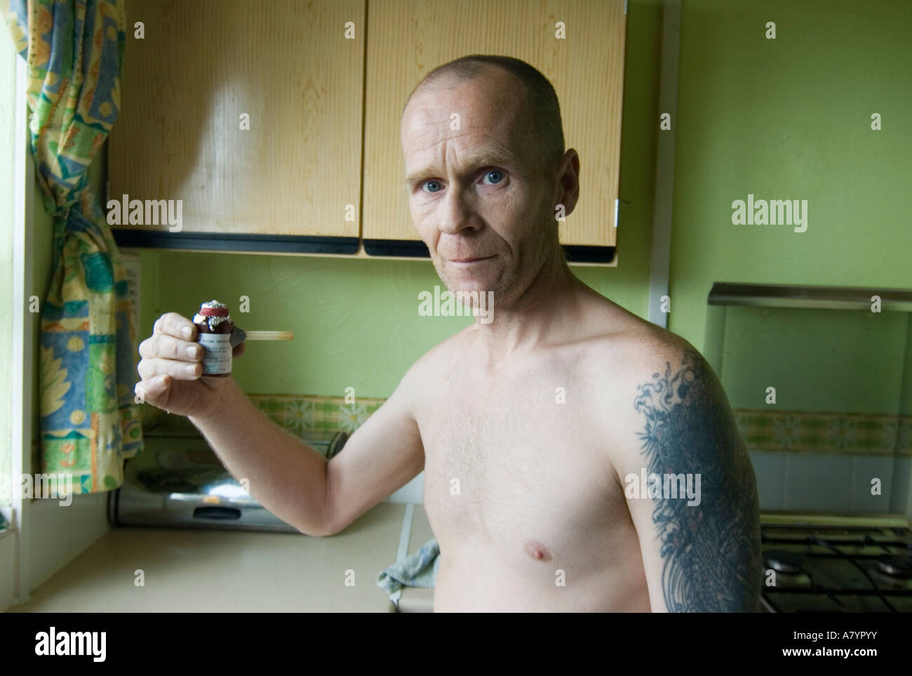 Smoking crack cocaine man -Fotos und -Bildmaterial in hoher Auflösung ...