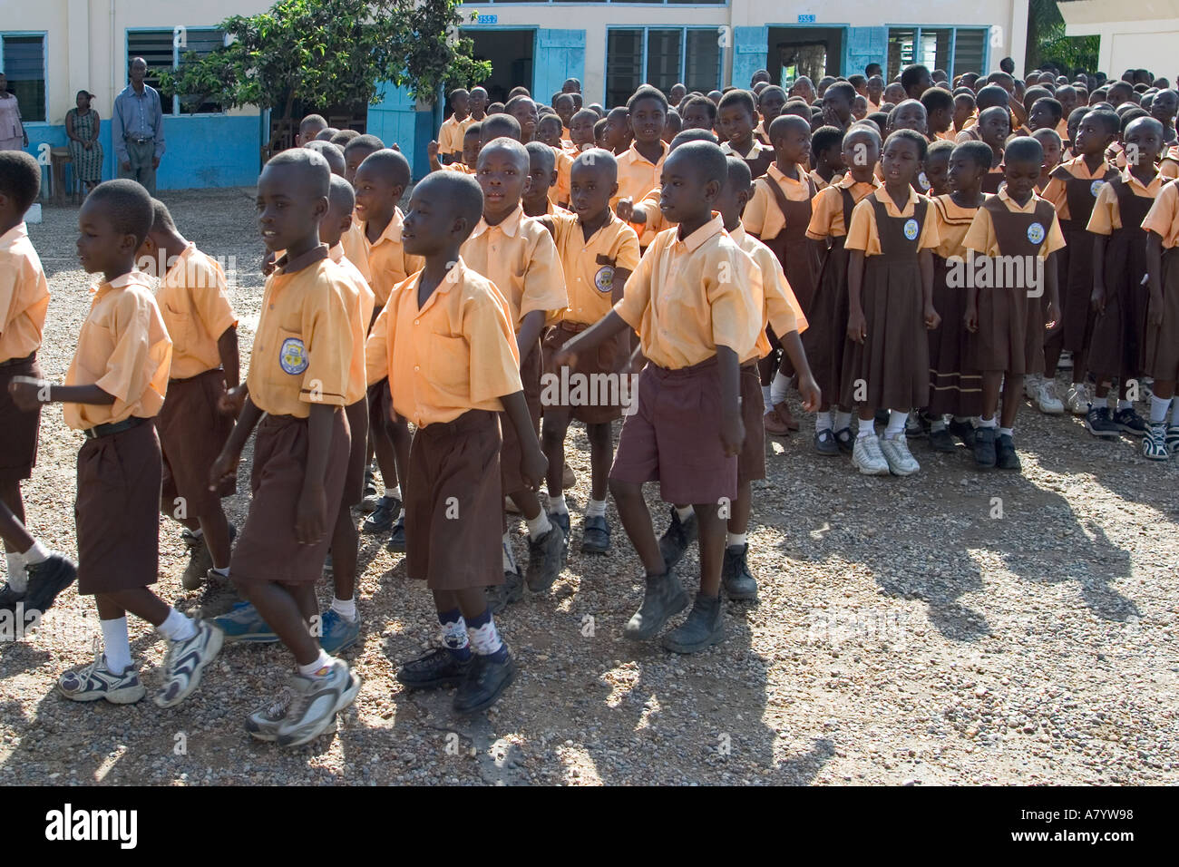 Afrikanische jungen, die zur schule gehen -Fotos und -Bildmaterial in hoher Auflösung – Alamy