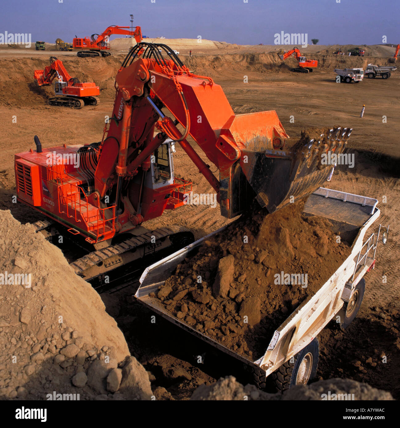 Bagger muldenkipper -Fotos und -Bildmaterial in hoher Auflösung – Alamy