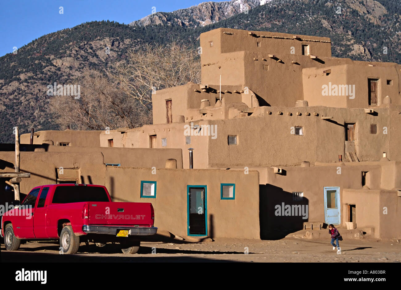 Nordamerika, USA, Taos, New Mexico. Taos Pueblo Häuser und einen LKW ...