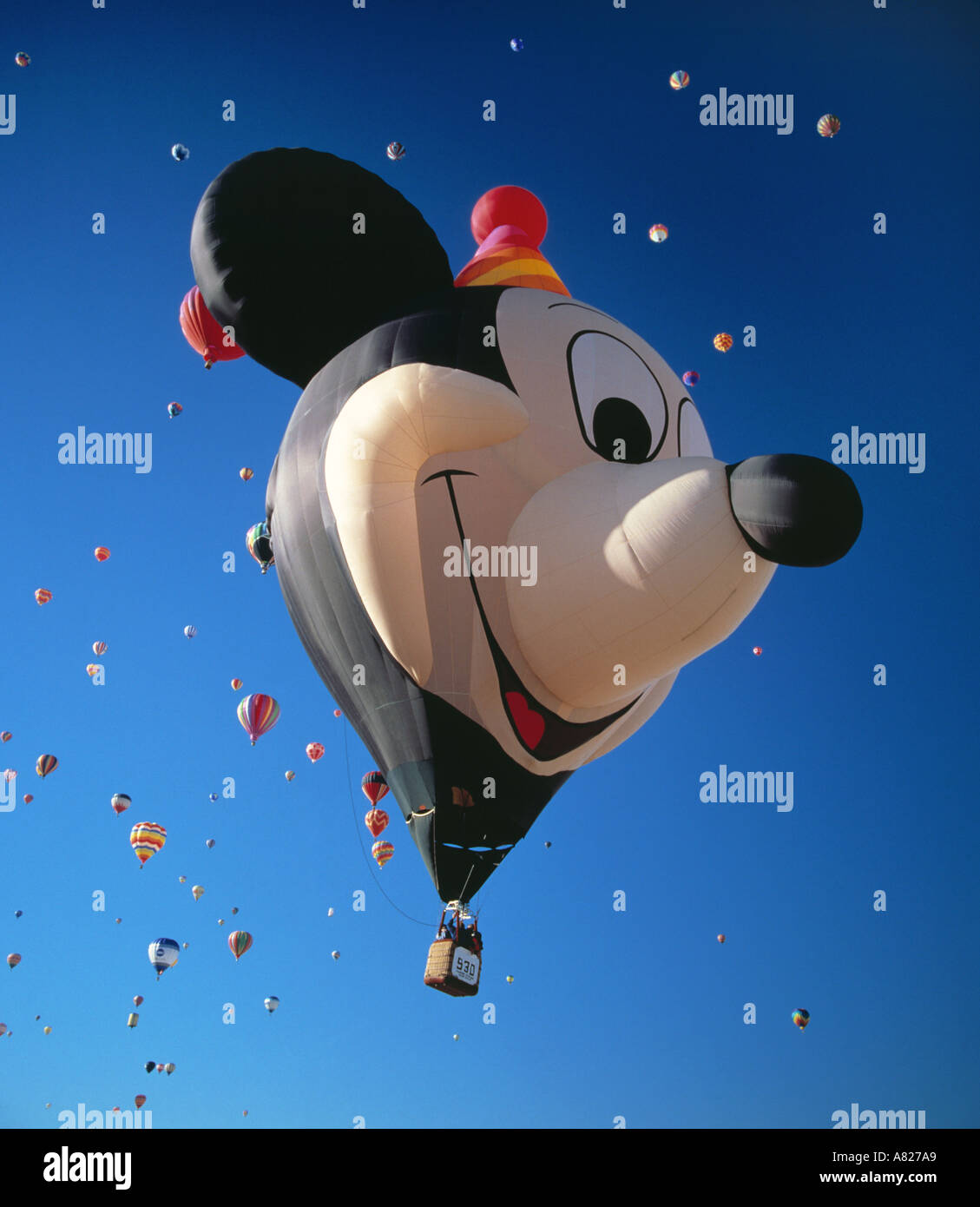 Mickey mouse balloon -Fotos und -Bildmaterial in hoher Auflösung – Alamy