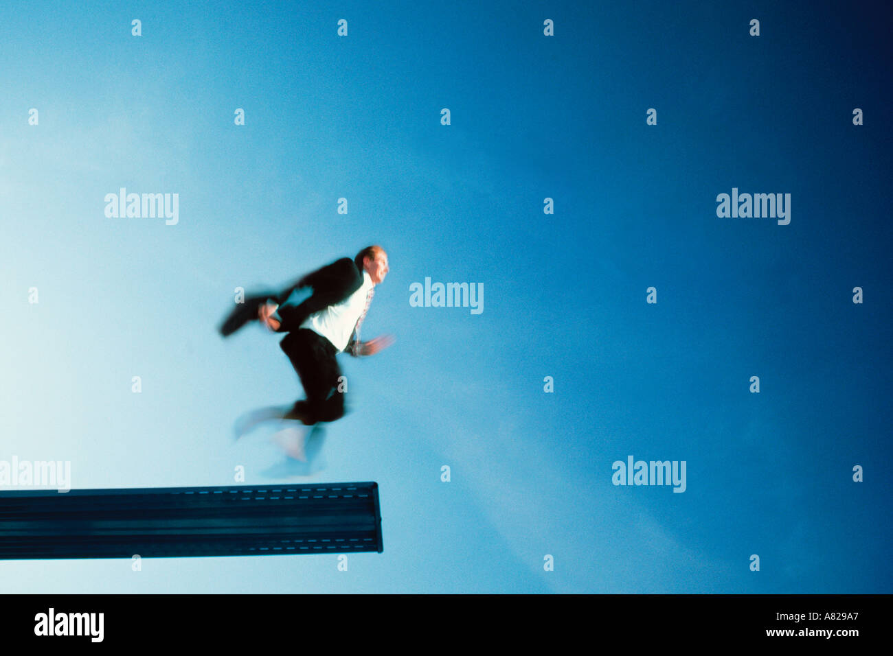 Jump off diving board -Fotos und -Bildmaterial in hoher Auflösung – Alamy