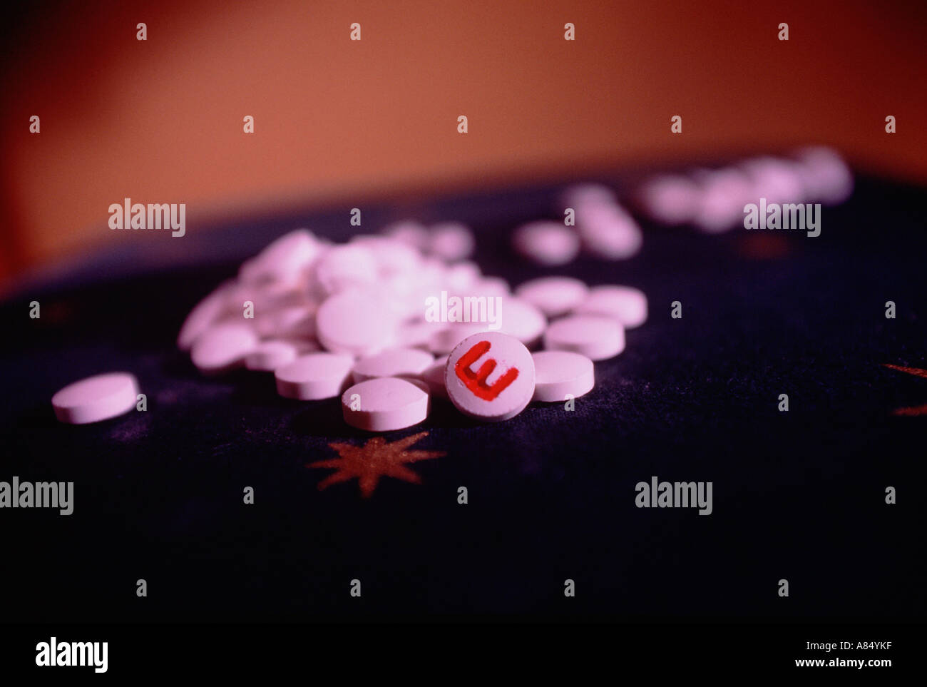 Ecstasy tablet pill drug -Fotos und -Bildmaterial in hoher Auflösung ...