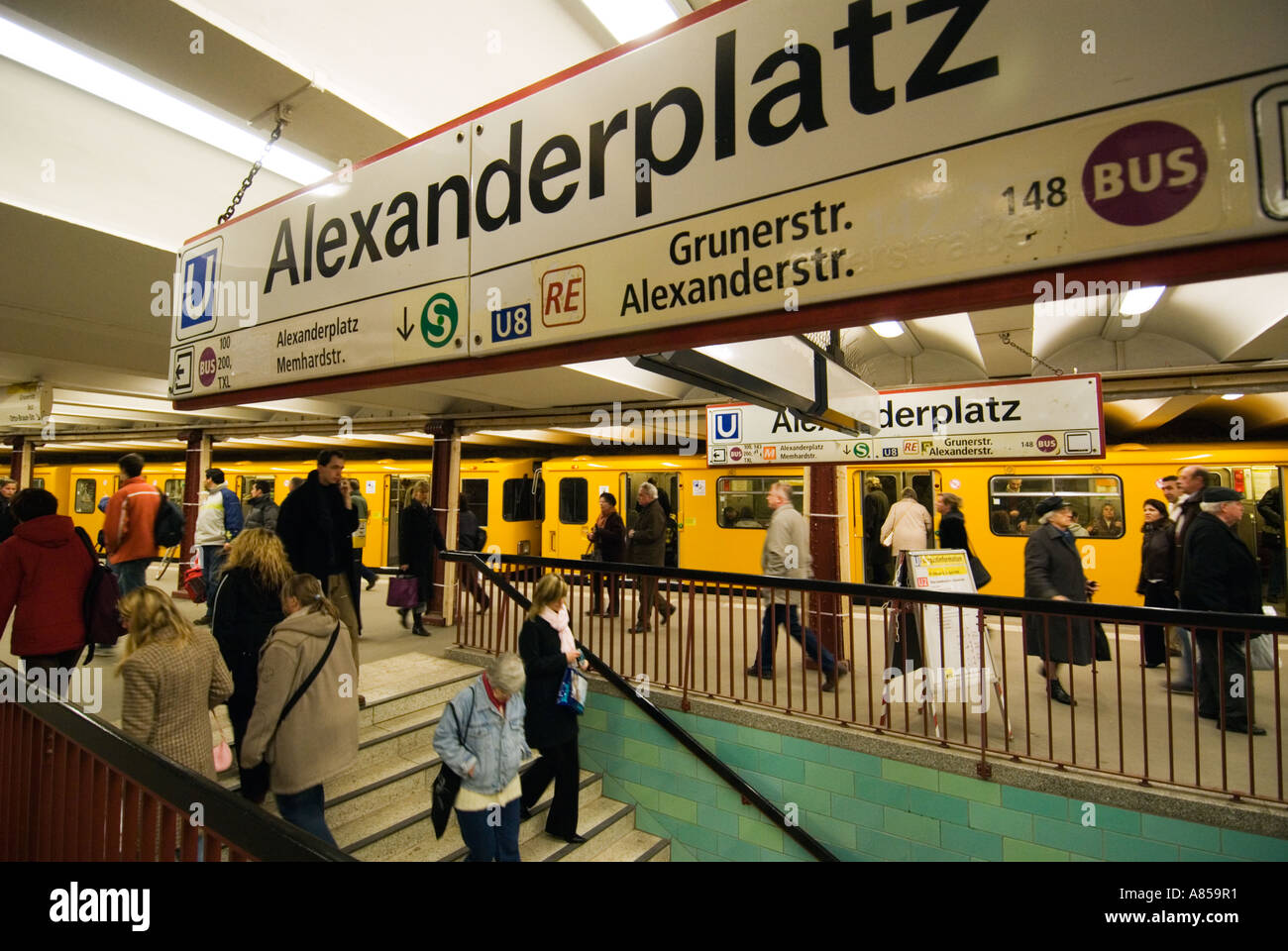 Plattform am u-Bahnhof Alexanderplatz in Berlin-Deutschland Stockfotografie - Alamy