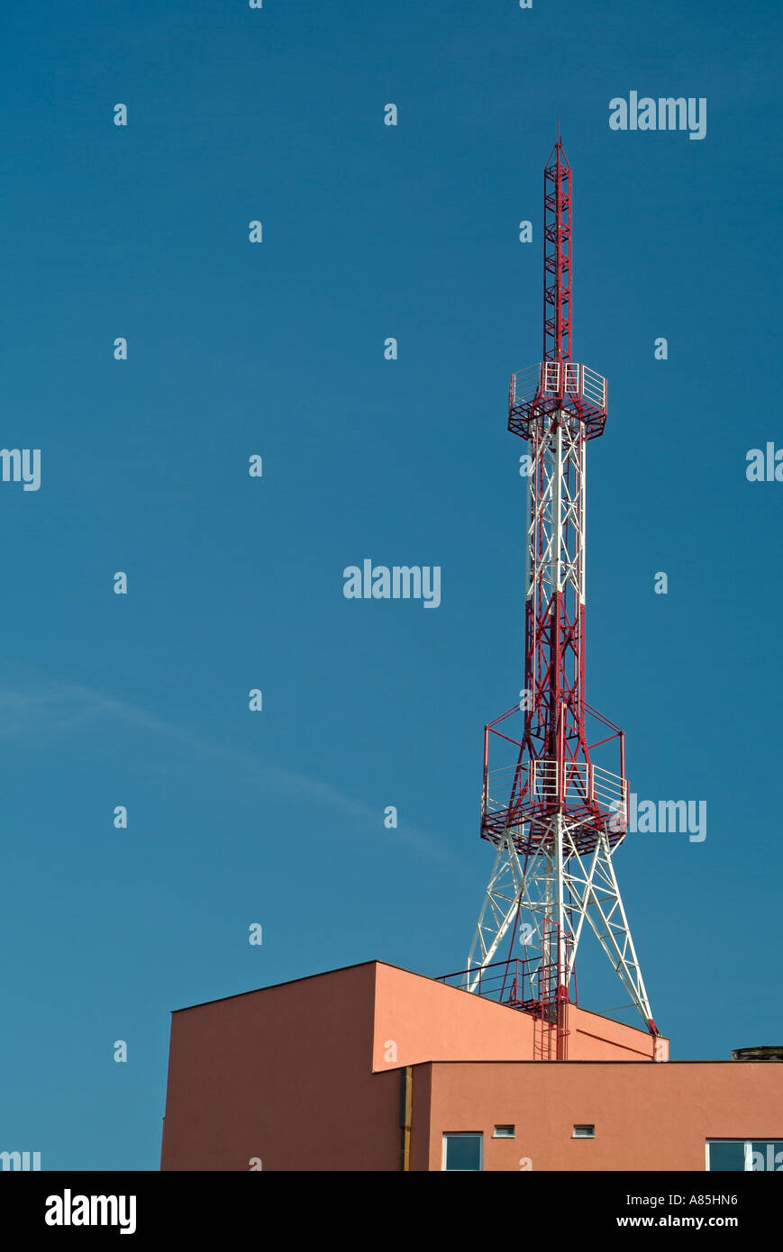 Funkmast am gebäude -Fotos und -Bildmaterial in hoher Auflösung – Alamy