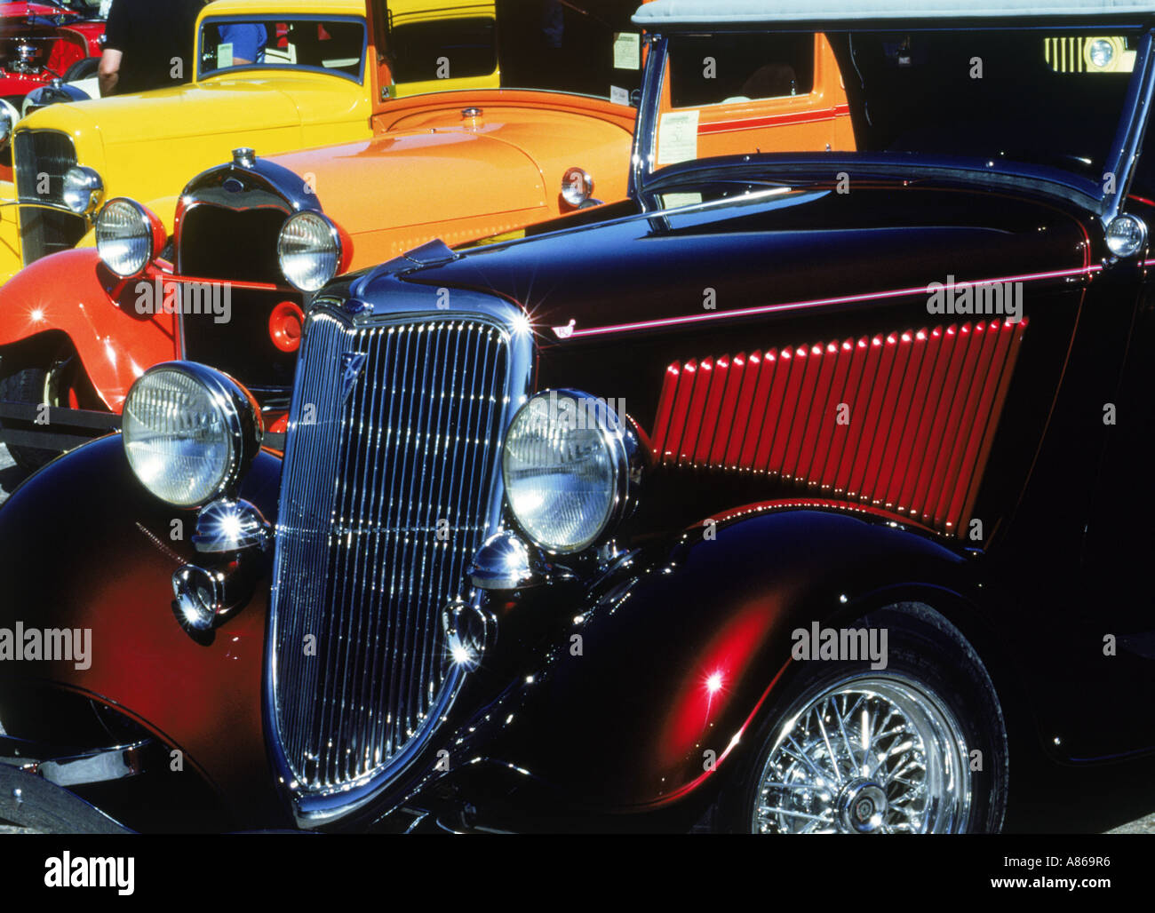 Bunt bemalten klassischen alten Ford Autos aus den 1940-50er Jahre ...