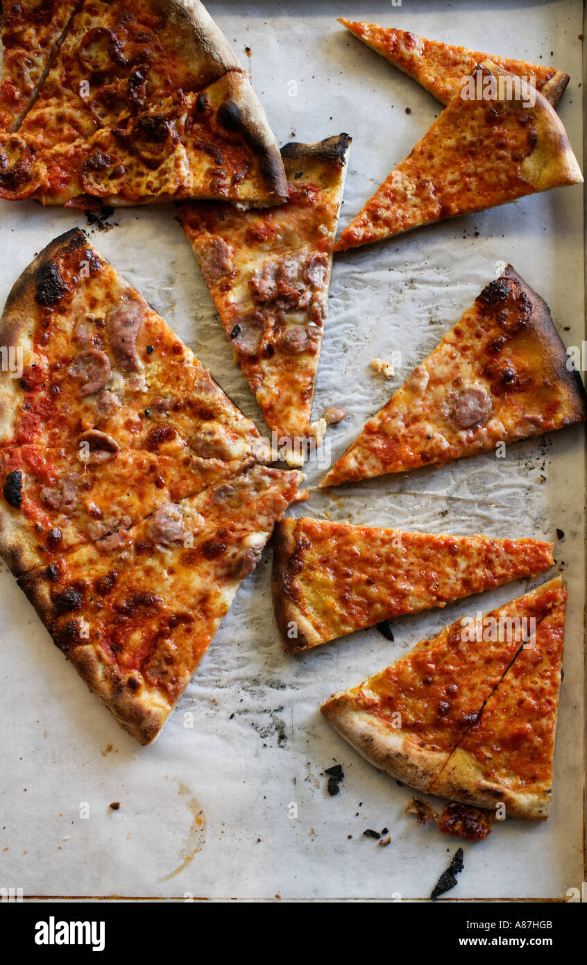 Pizzen mit dünner kruste -Fotos und -Bildmaterial in hoher Auflösung ...