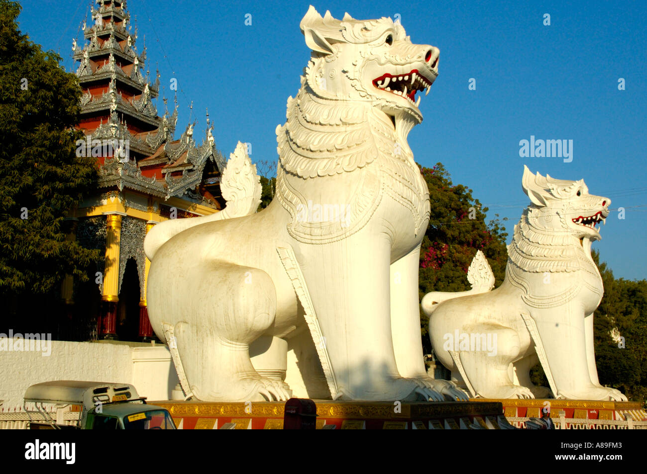 Riesige Figuren der mythologische Löwen Chinthe an der Treppe zum ...