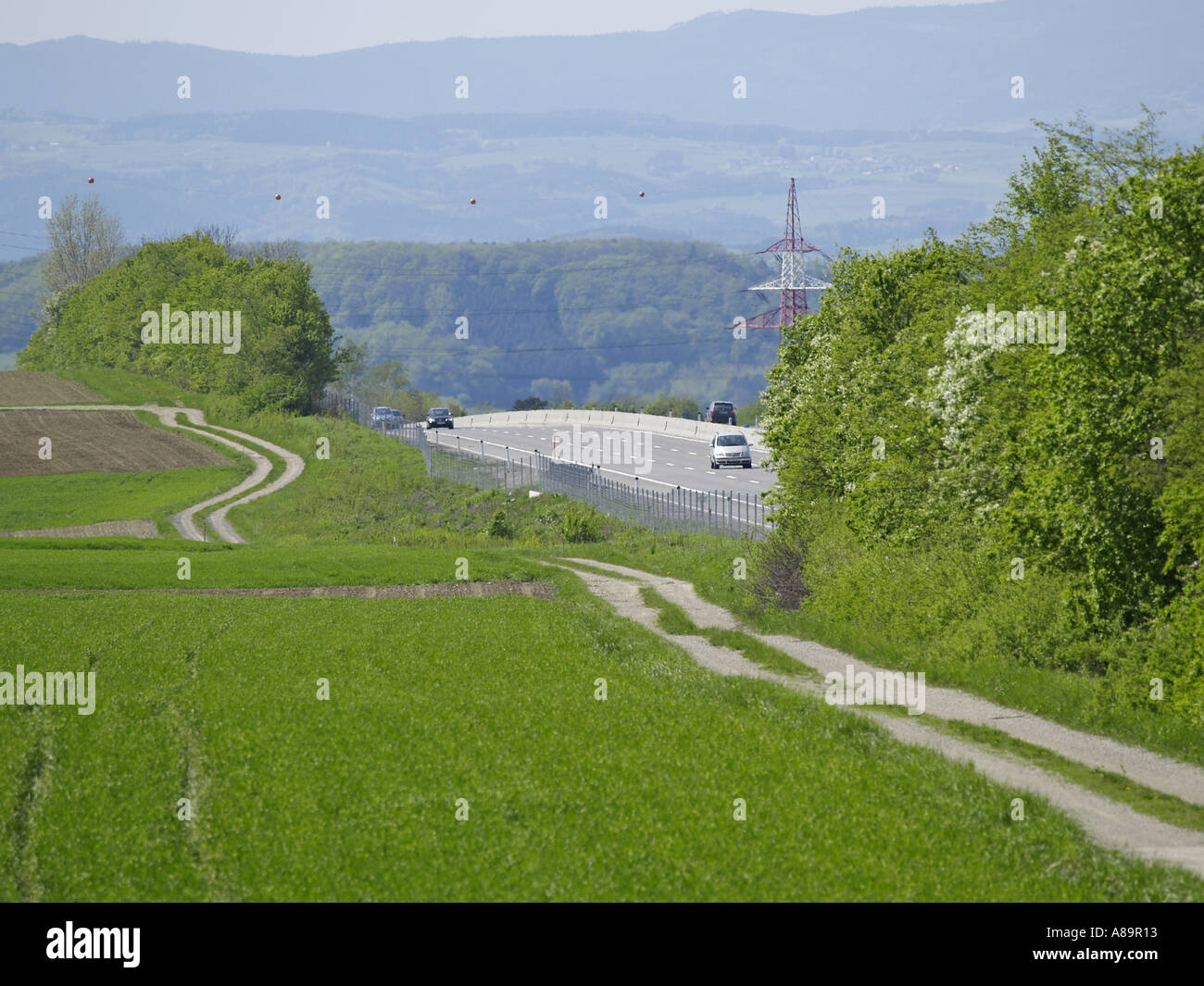 A1 West-Autobahn neben einem Feldweg Stockfotografie - Alamy