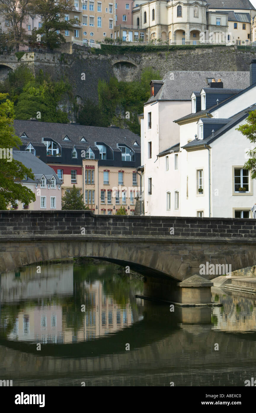 Blick entlang der Fluss Alzette in Grund, Luxemburg-Stadt ...