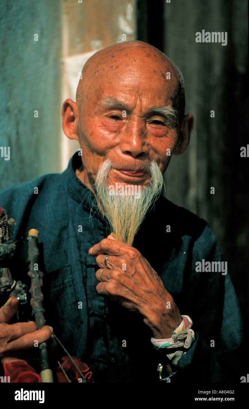 Old chinese man beard -Fotos und -Bildmaterial in hoher Auflösung – Alamy