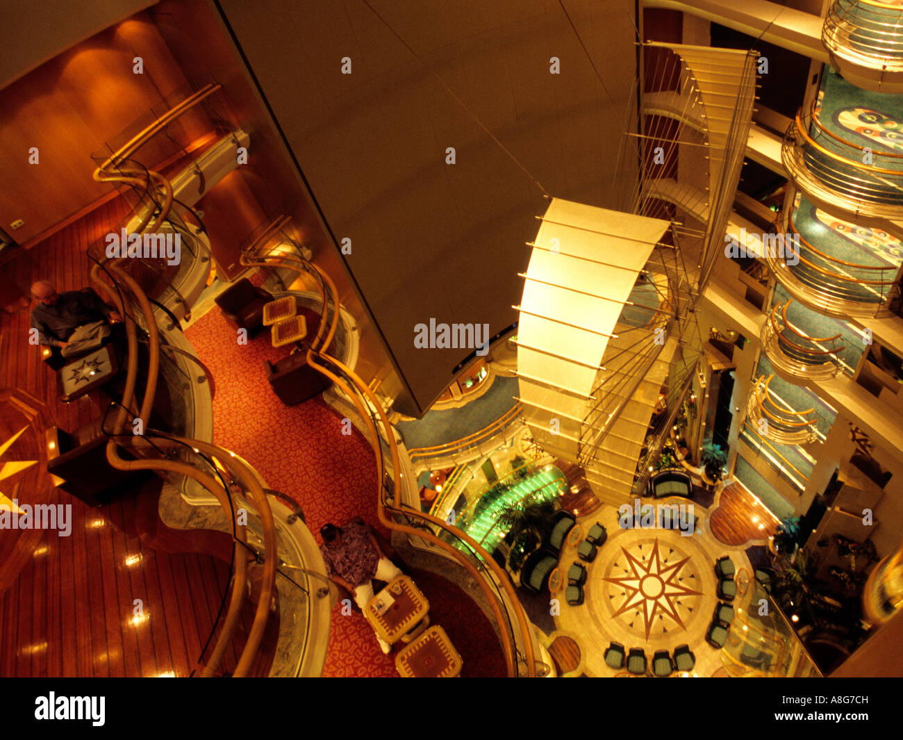 Cruise ship lift atrium -Fotos und -Bildmaterial in hoher Auflösung – Alamy