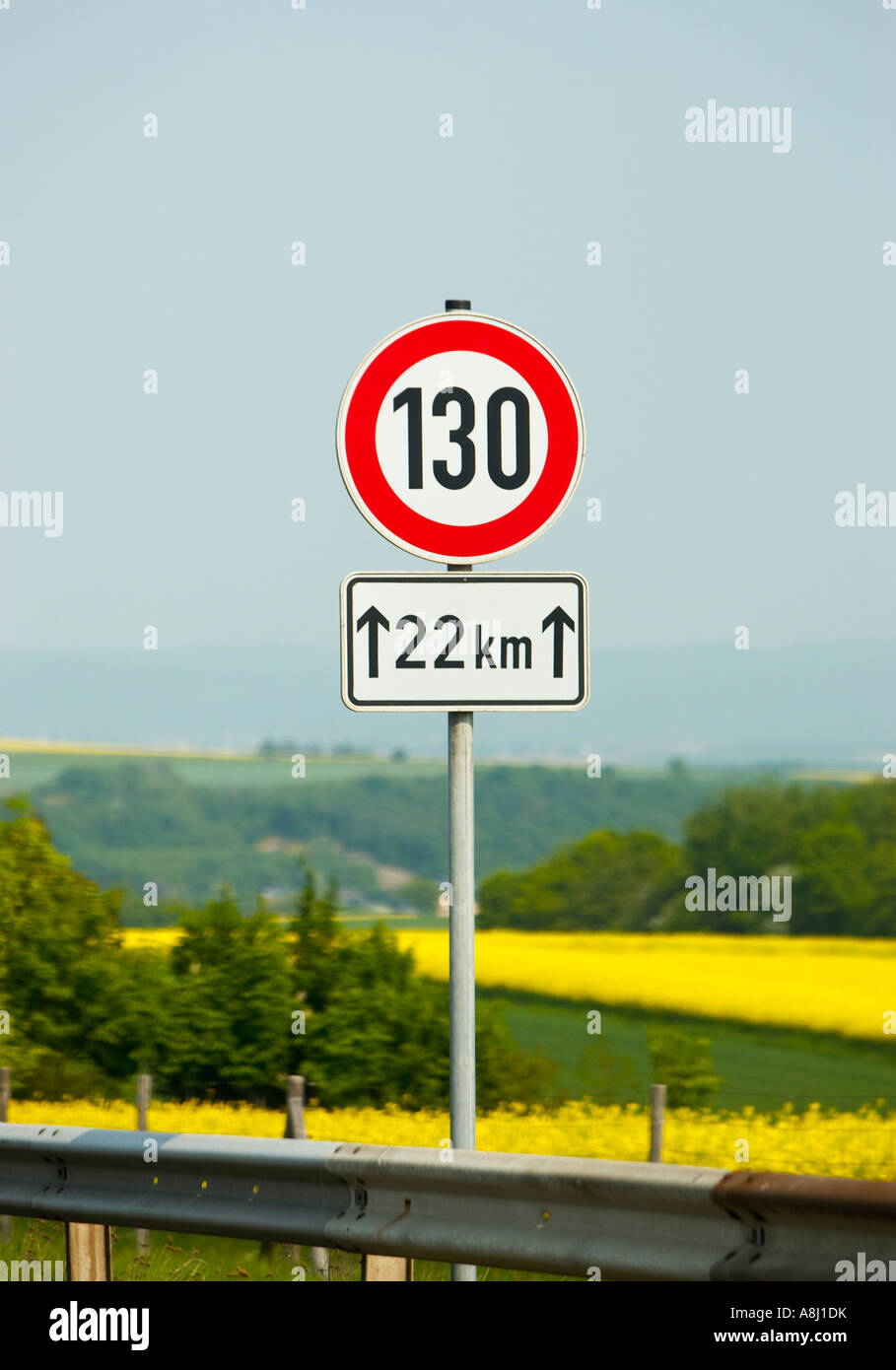 Deutsches Autobahnschild mit Geschwindigkeitsbegrenzung, Deutschland ...