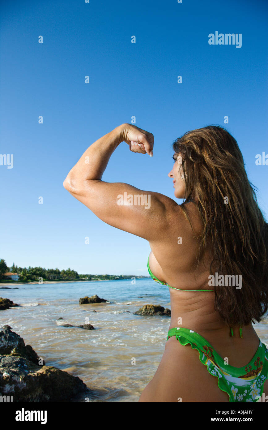 Female bodybuilder flexing biceps in -Fotos und -Bildmaterial in hoher Auflösung – Alamy