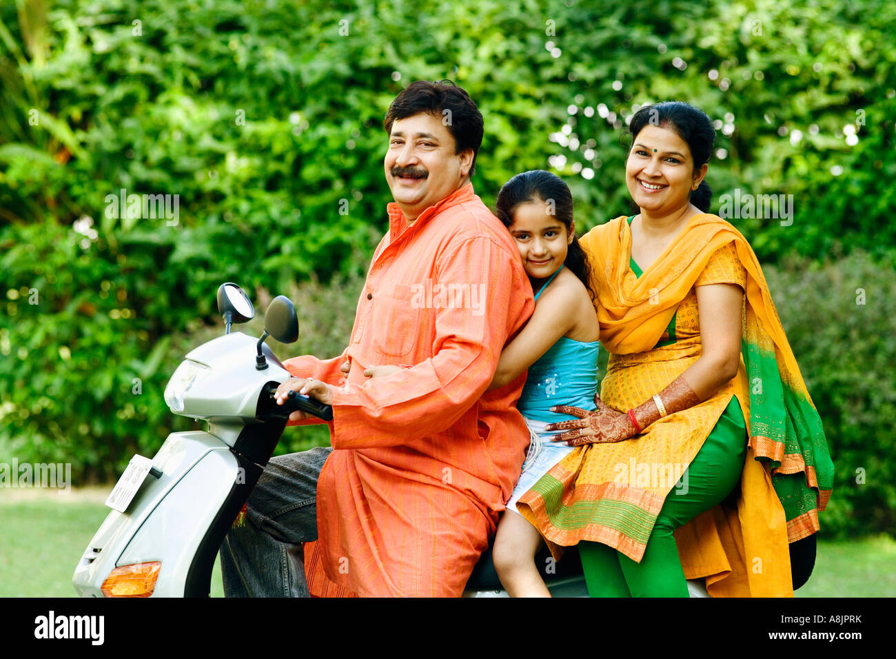 Indische familie auf roller -Fotos und -Bildmaterial in hoher Auflösung ...