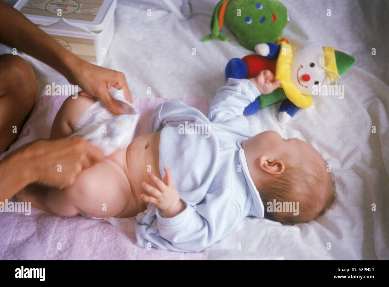 Kinder wechseln die windel -Fotos und -Bildmaterial in hoher Auflösung ...
