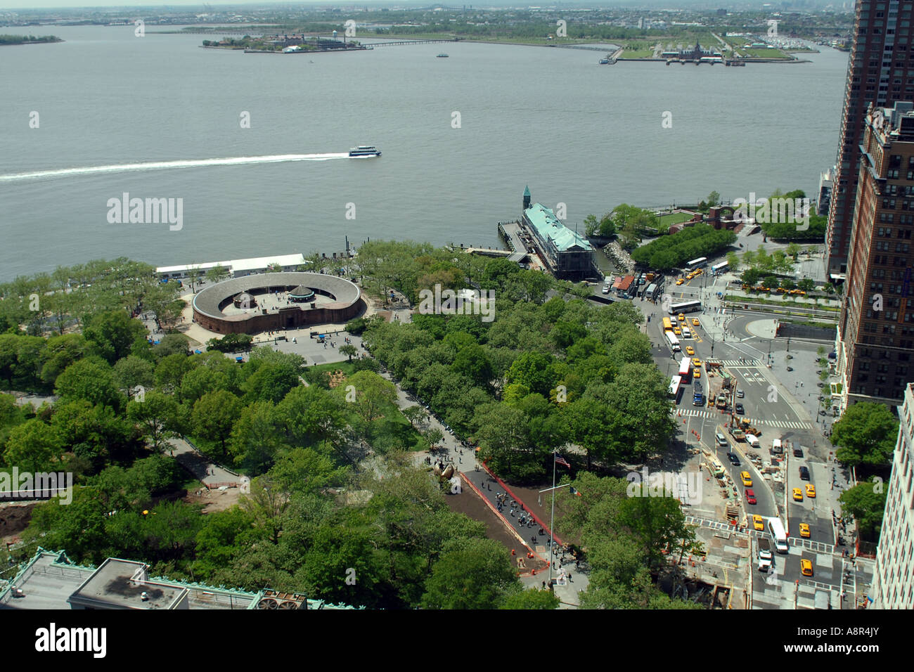 Battery Park und der NYC-Hafen im unteren Manhattan Castle Clinton ist ...