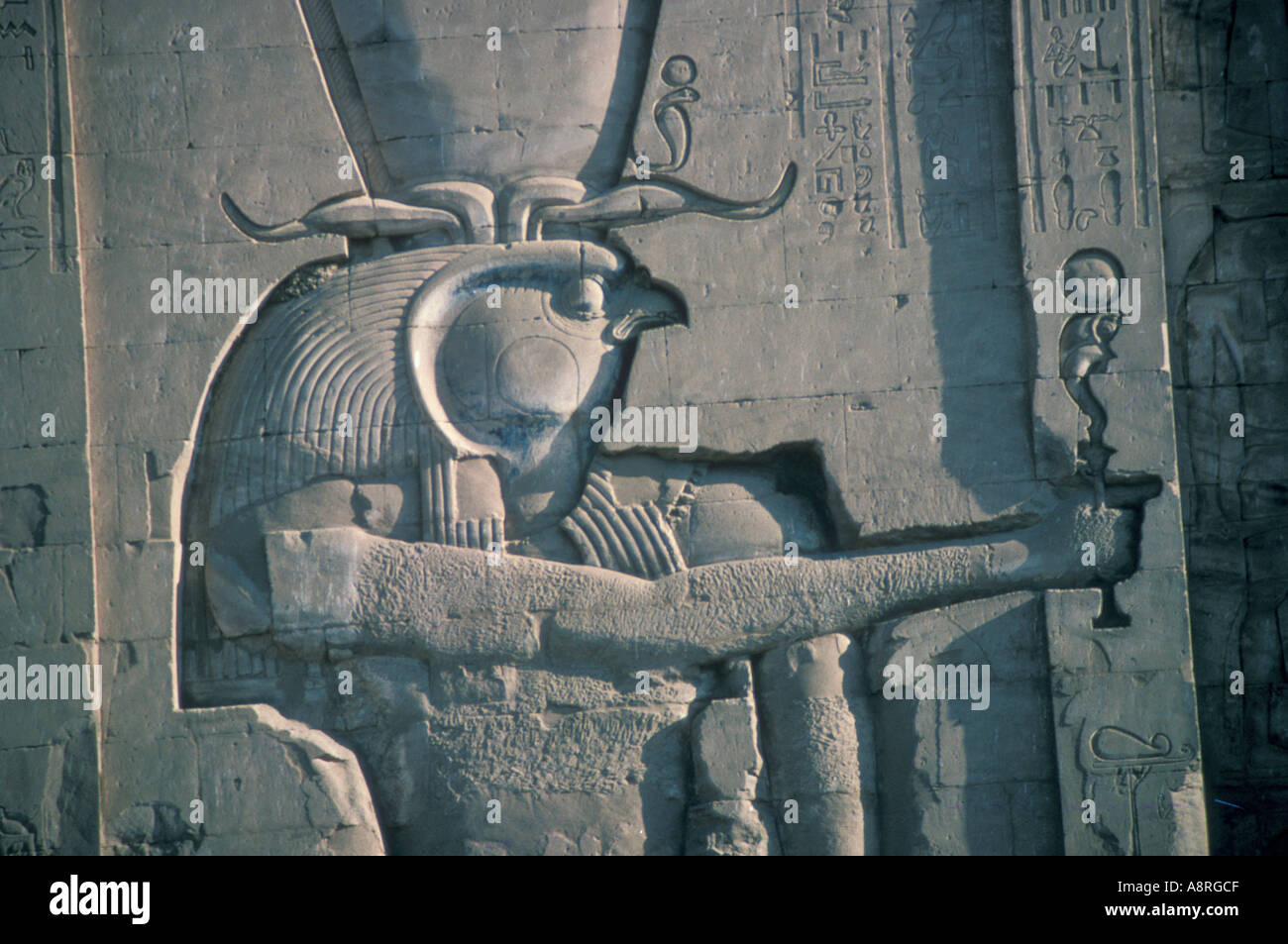Der erste pylon im edfu tempel des horus -Fotos und -Bildmaterial in ...