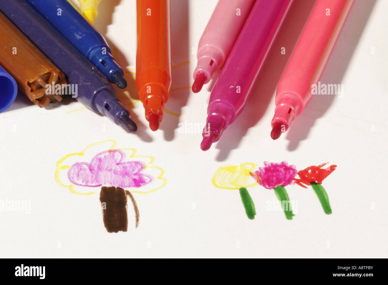 Violetter filzstift -Fotos und -Bildmaterial in hoher Auflösung – Alamy