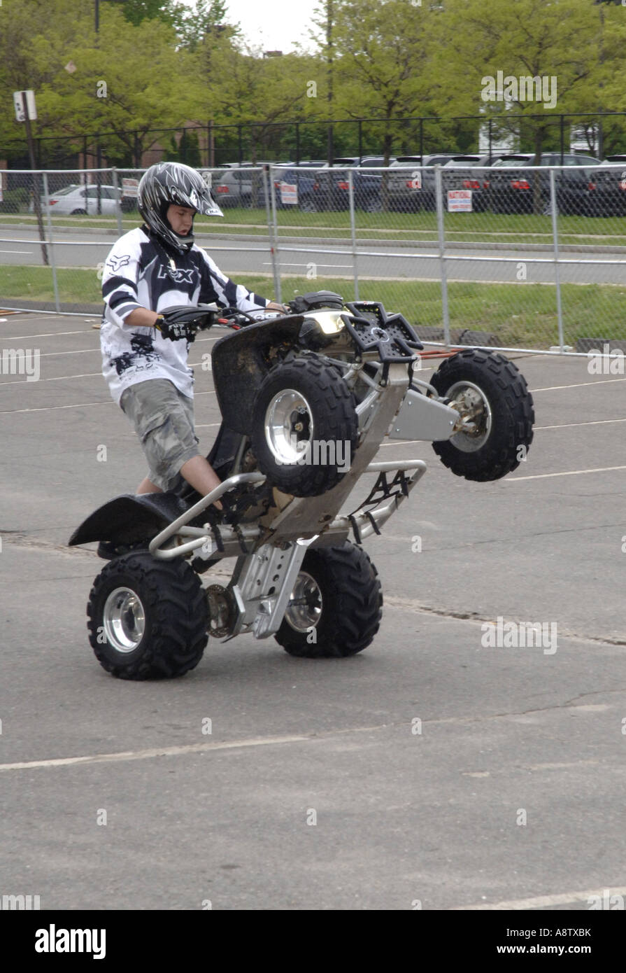 Motorrad-Stunt-Gruppe Reiten To Raise Money fährt einen Quad bei Super ...