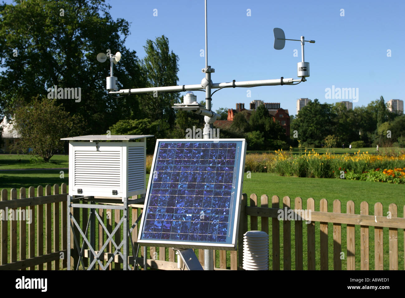 Solarpanel instrumente -Fotos und -Bildmaterial in hoher Auflösung – Alamy