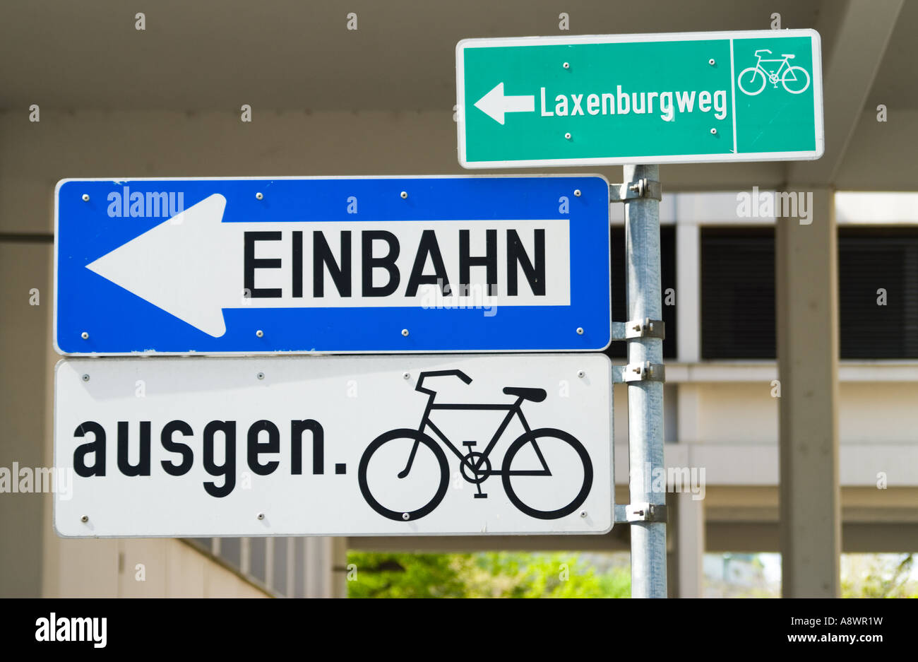Wien, Österreich. Verkehrszeichen - Radweg; eine Möglichkeit; außer für ...