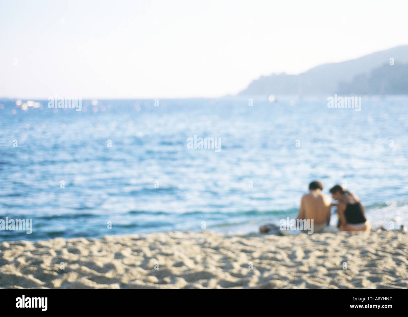 Zwei Menschen sitzen zusammen am Strand Stockfotografie - Alamy