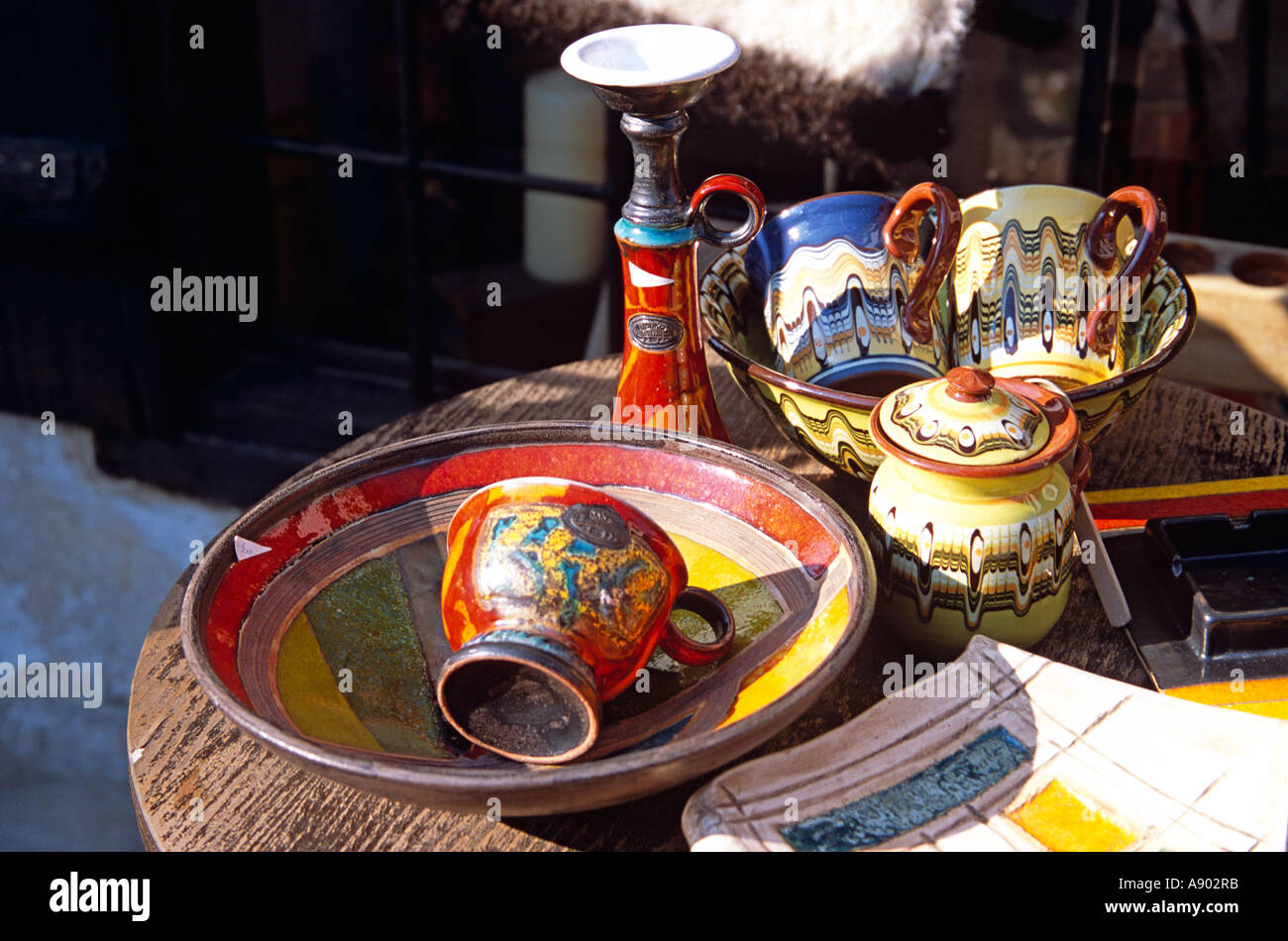 Traditionelle bulgarische Keramik auf dem Display vor Souvenir- und ...