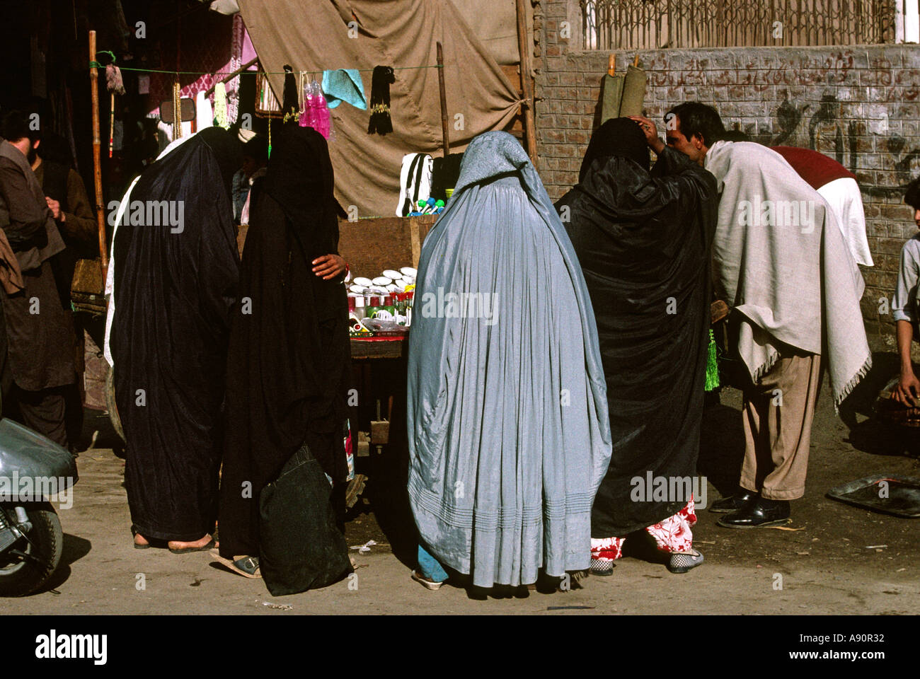 Pakistanische frauen tragen die burka -Fotos und -Bildmaterial in hoher ...