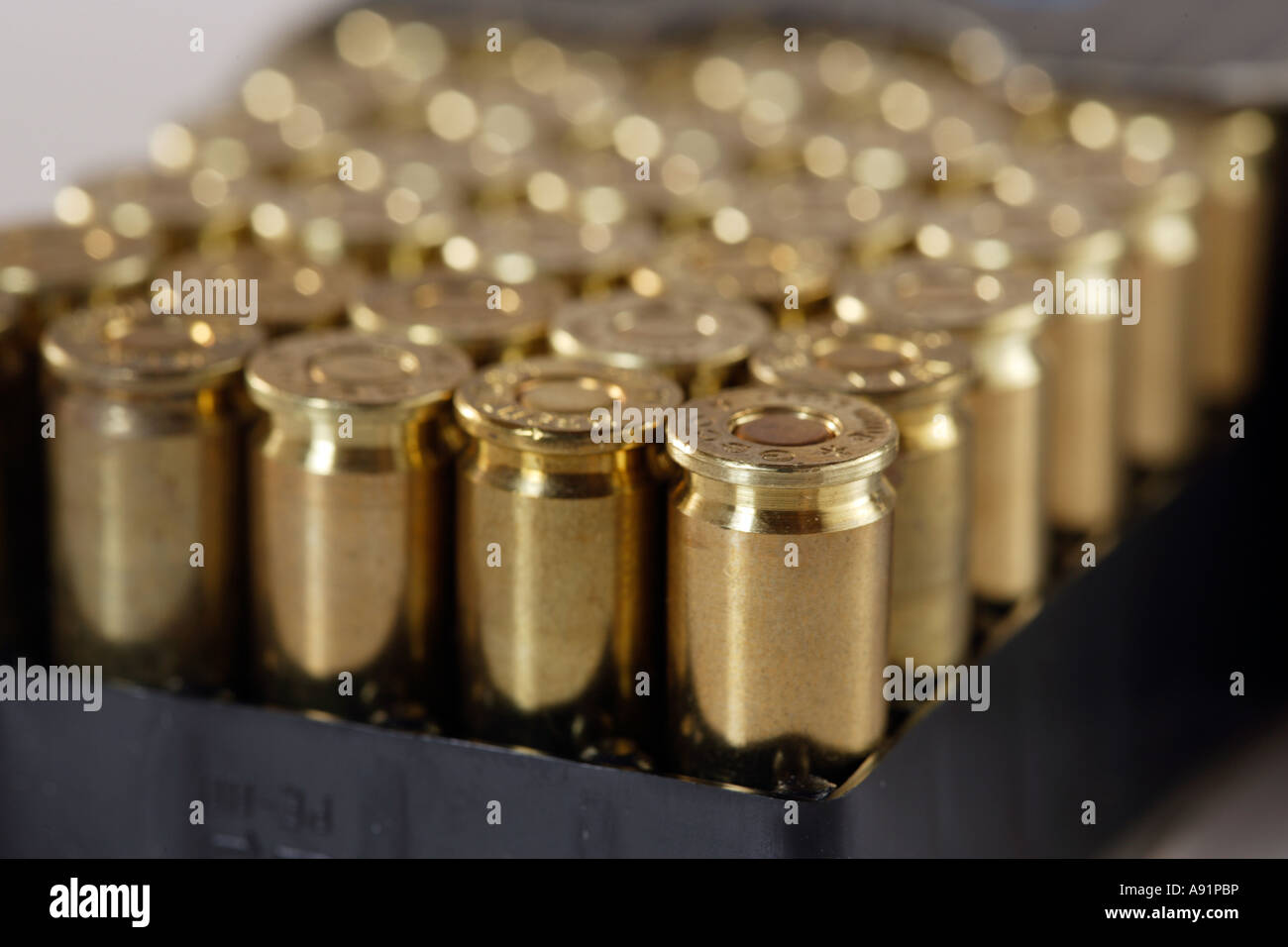 Pistole Munition 9mm Luger Stockfotografie - Alamy