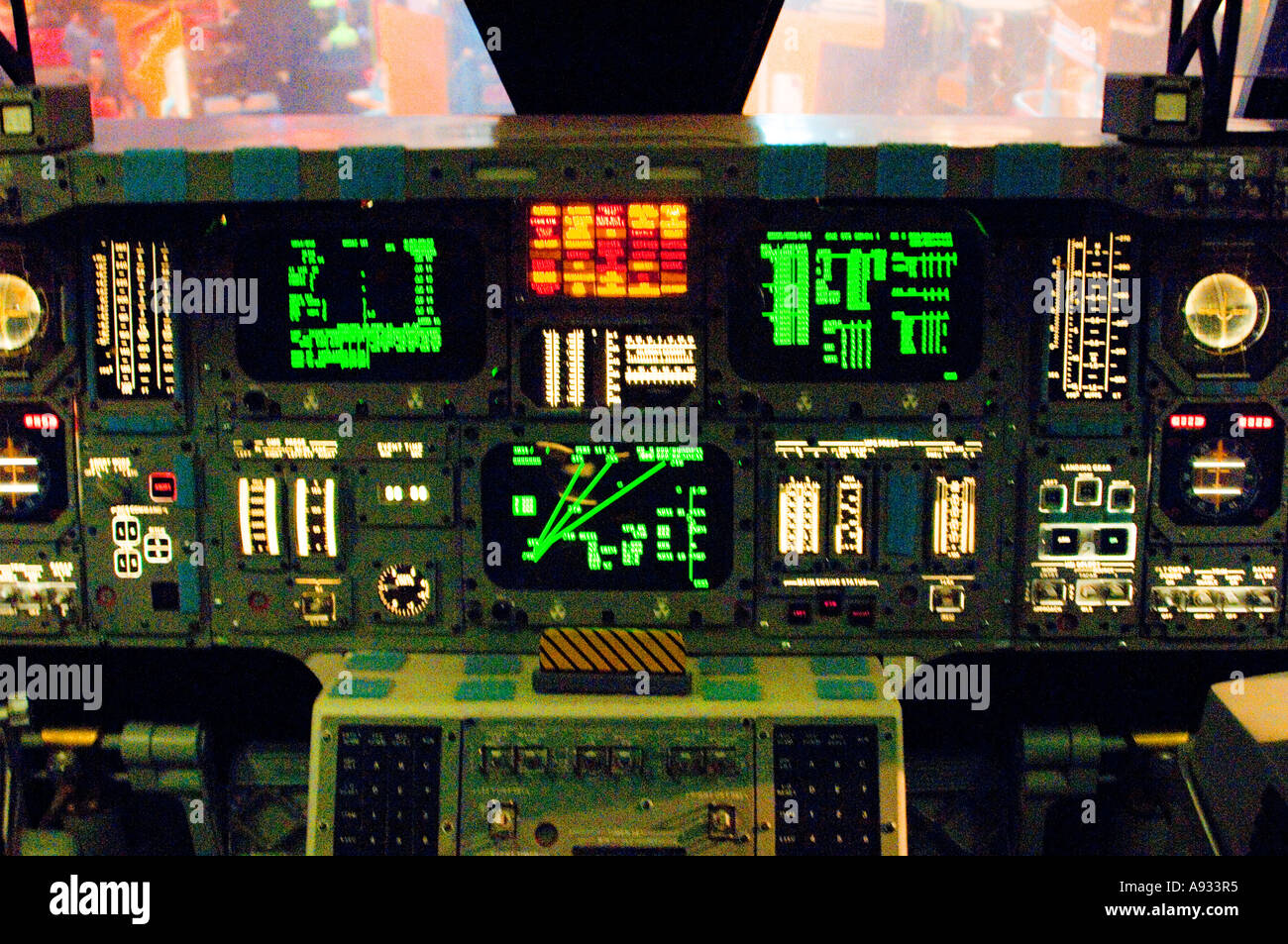Space shuttle discovery cockpit -Fotos und -Bildmaterial in hoher ...