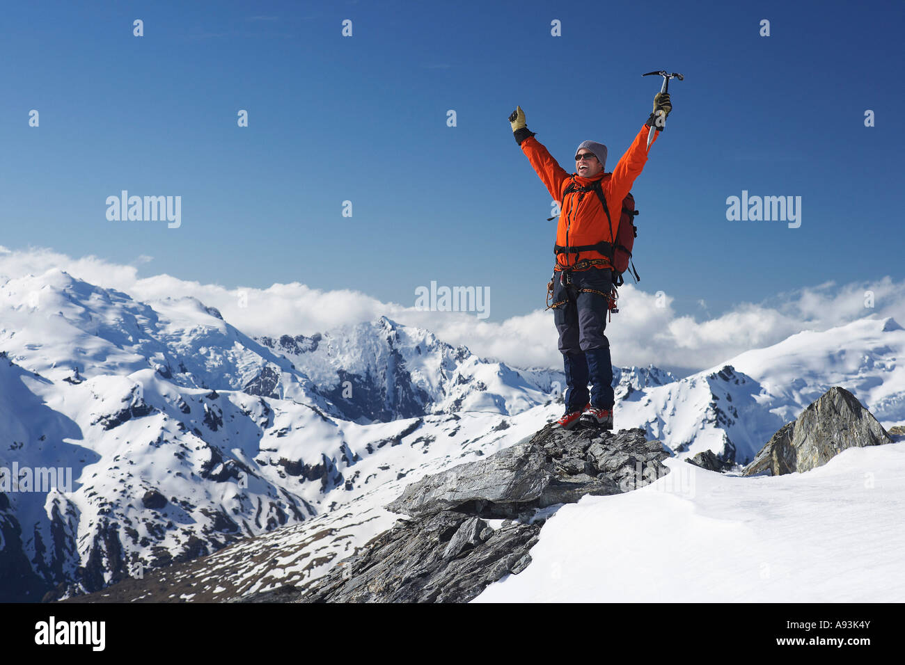 Bergsteiger mit oben auf der Bergspitze erhobenen Armen Stockfotografie ...