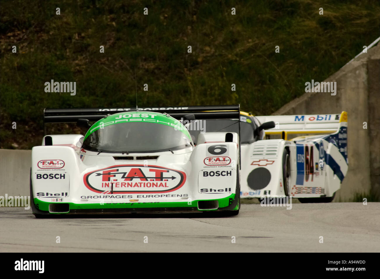 Aaron Hsu Rennen seinem 1988 Porsche 962C, gefolgt von Brian de Vries ...