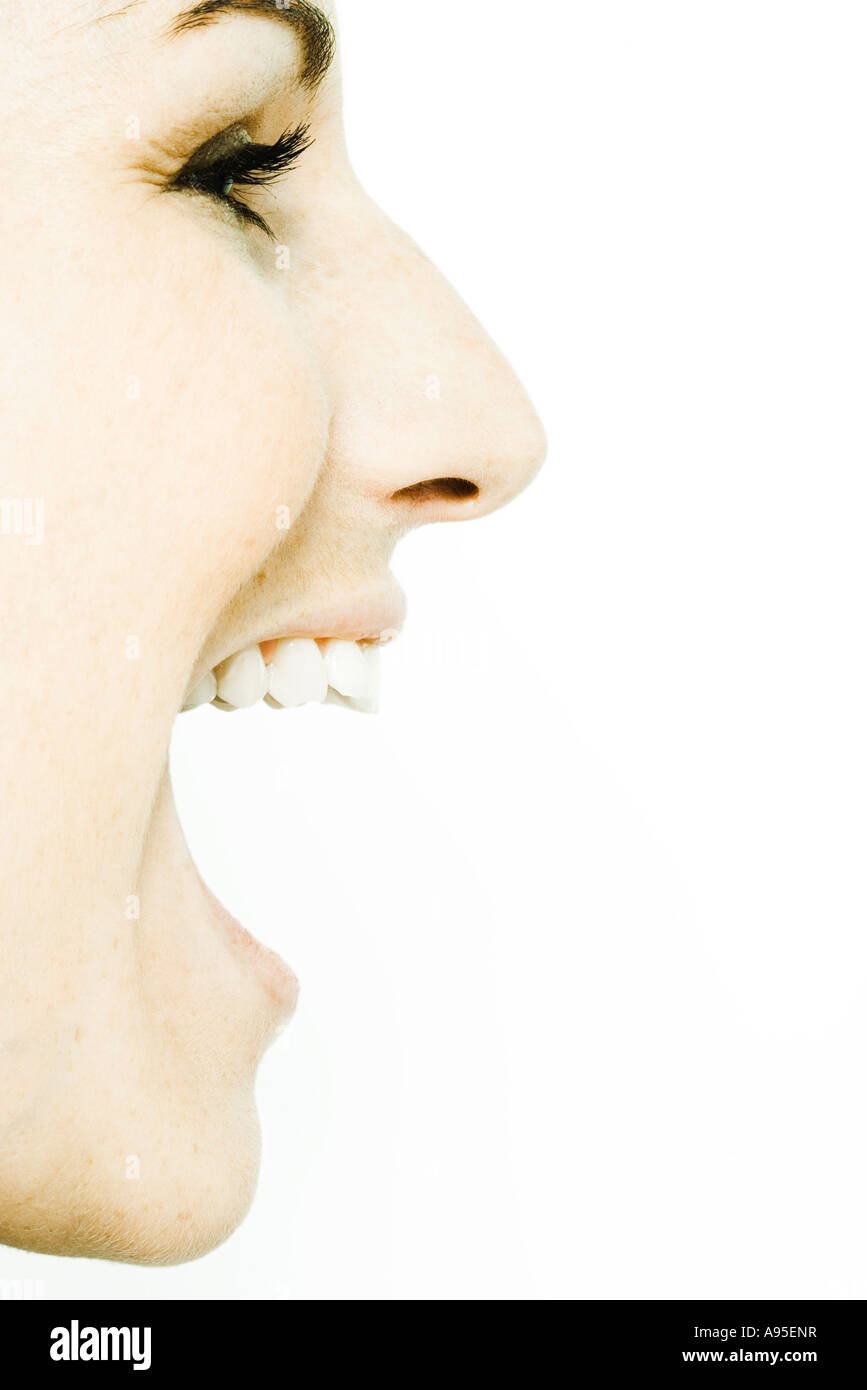 Gesicht der jungen Frau mit Mund weit offen, Profil Stockfotografie - Alamy