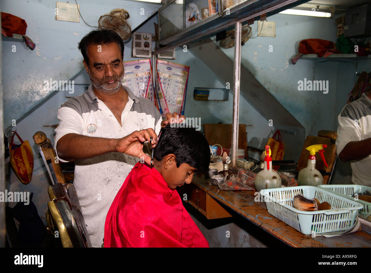 Indischer friseur -Fotos und -Bildmaterial in hoher Auflösung – Alamy
