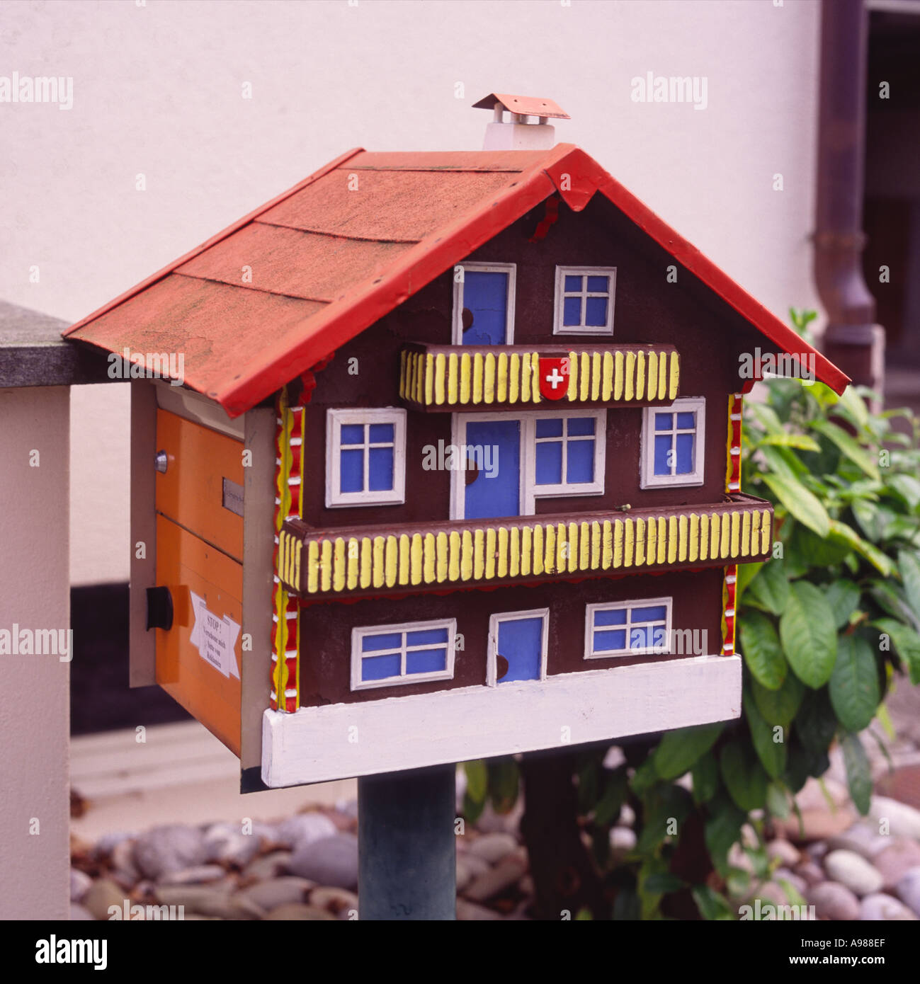 Swiss post box yellow -Fotos und -Bildmaterial in hoher Auflösung – Alamy