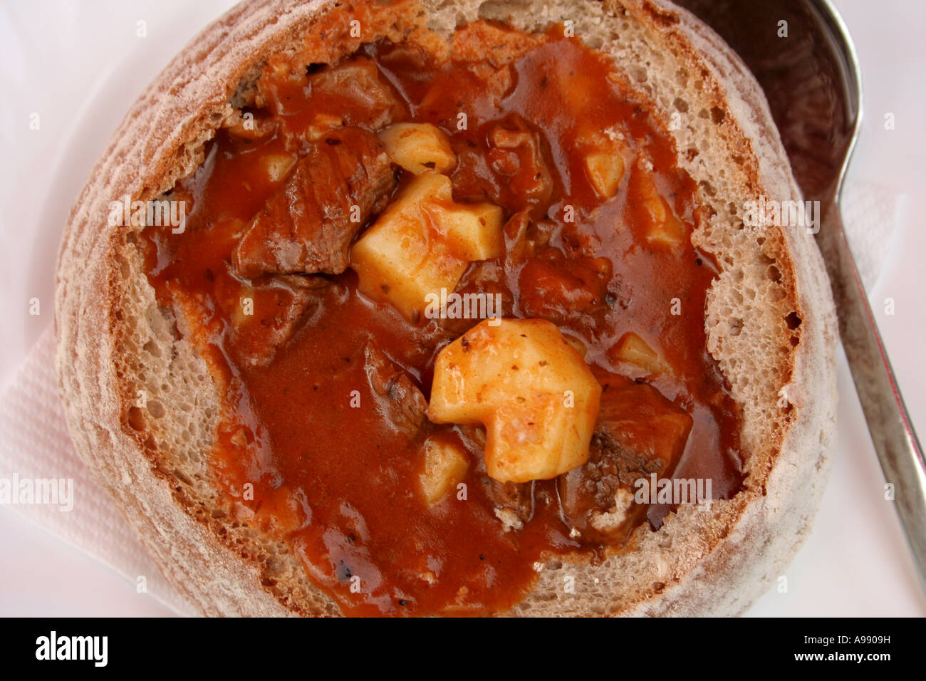 Suppe im Brotlaib. Eine traditionelle tschechische Gulaschsuppe, die in ...