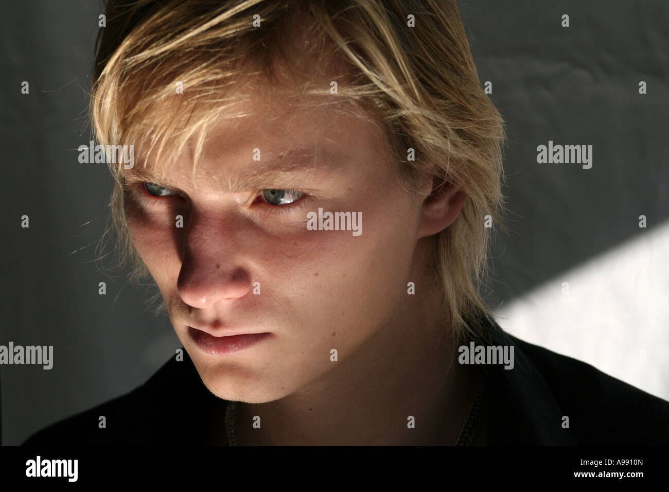 Junge mann 23 jahre -Fotos und -Bildmaterial in hoher Auflösung – Alamy