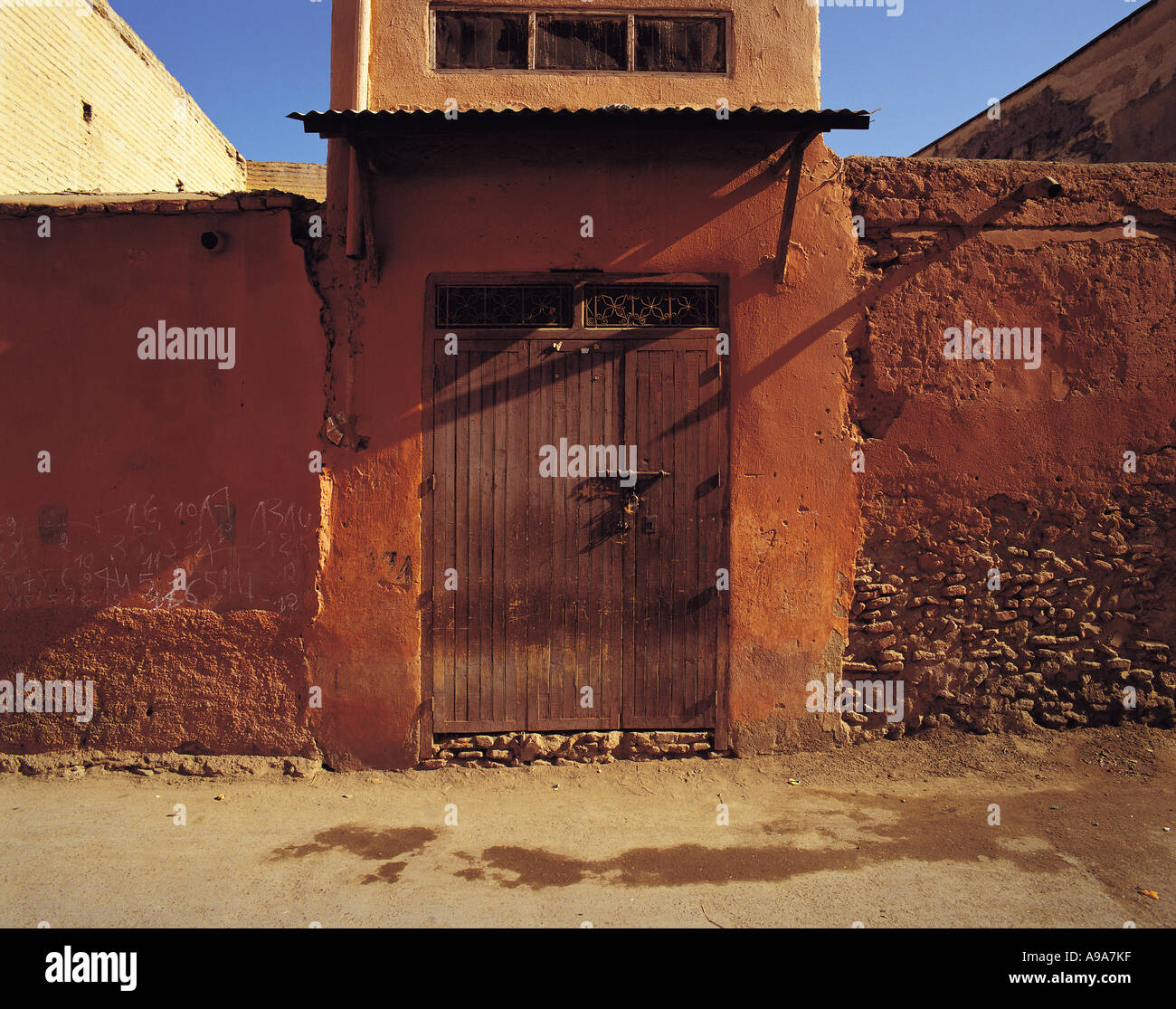 Dunkelrote wand -Fotos und -Bildmaterial in hoher Auflösung – Alamy