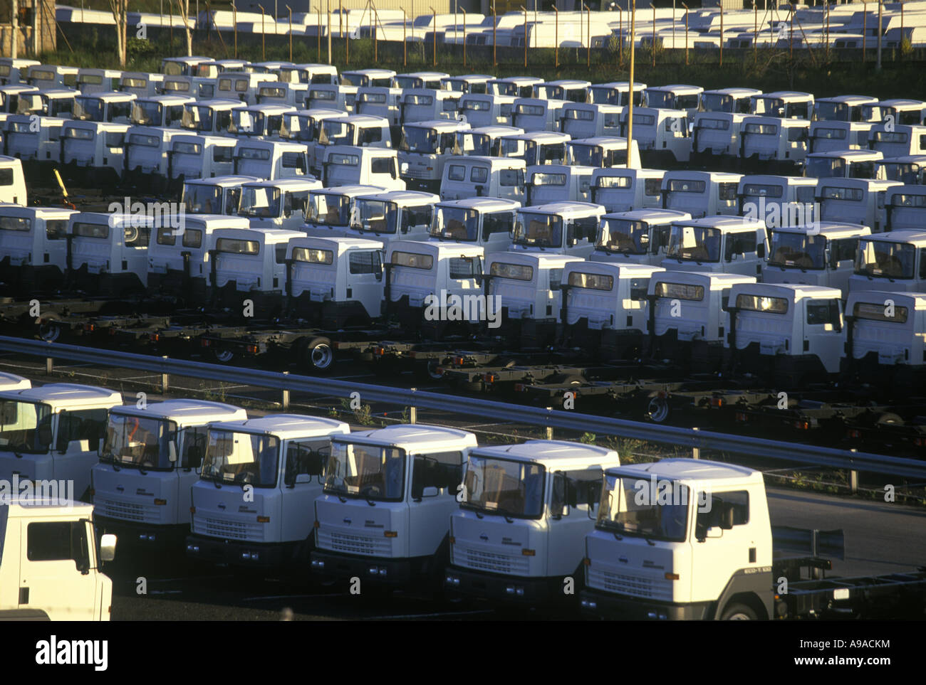 REIHE VON HANDELSÜBLICHEN LEICHTEN DIESEL-LKW-KABINEN AUF DEM ...