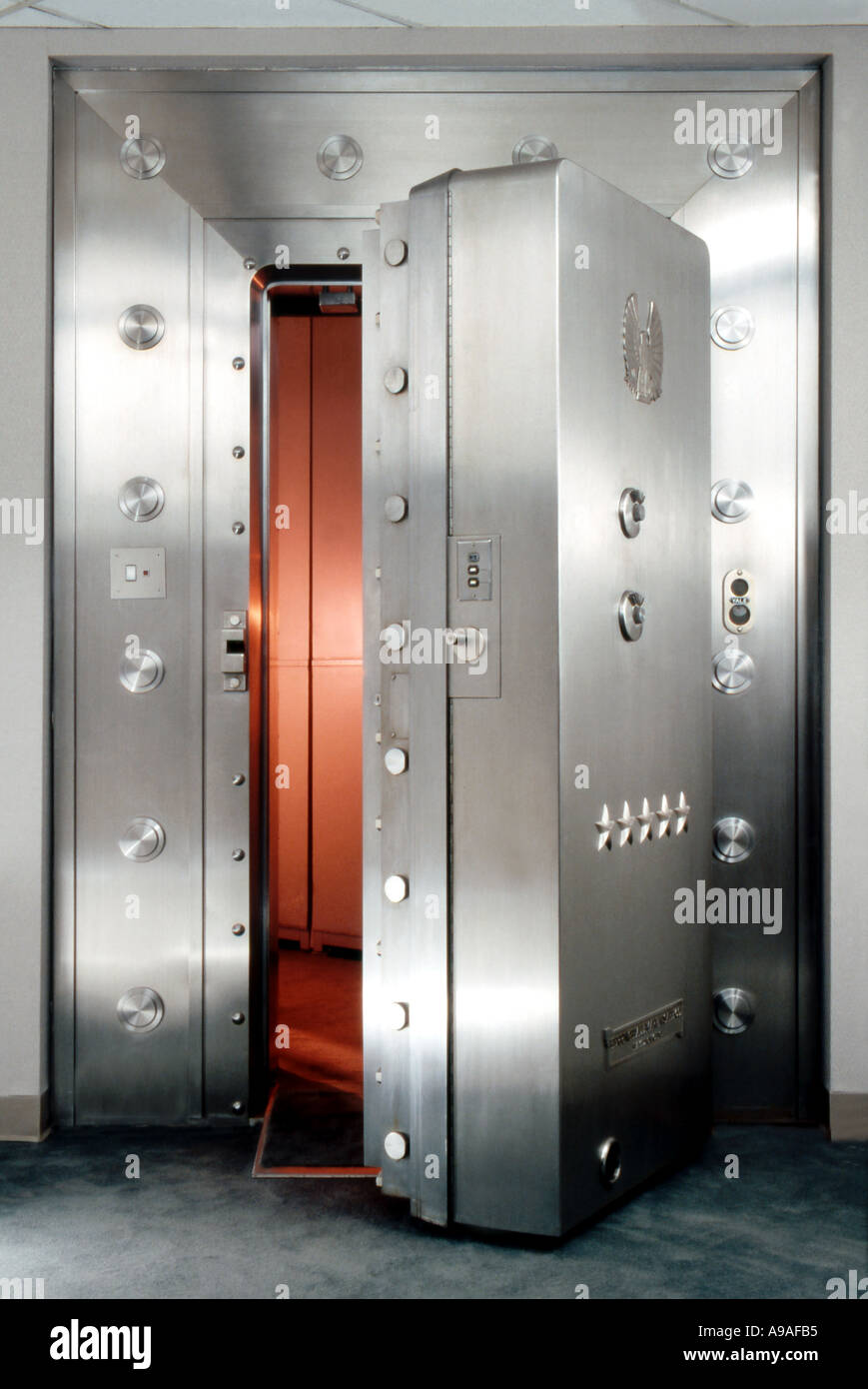 Large bank safe door open -Fotos und -Bildmaterial in hoher Auflösung ...