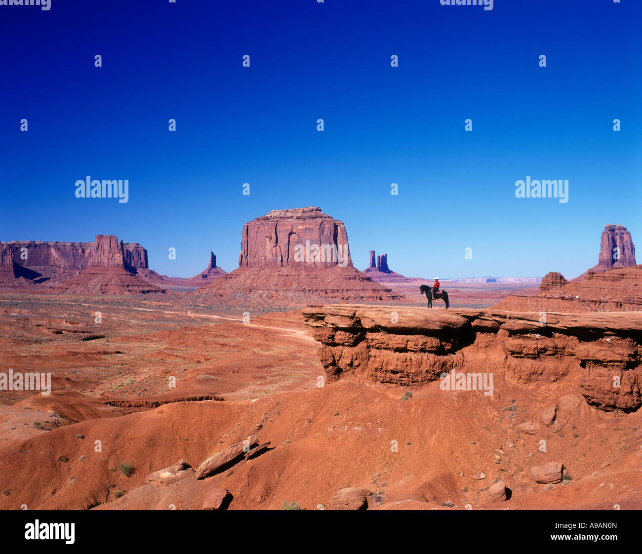 MANN SITZT AUF PFERD MALERISCHE JOHN FORD POINT MONUMENT VALLEY NAVAJO ...