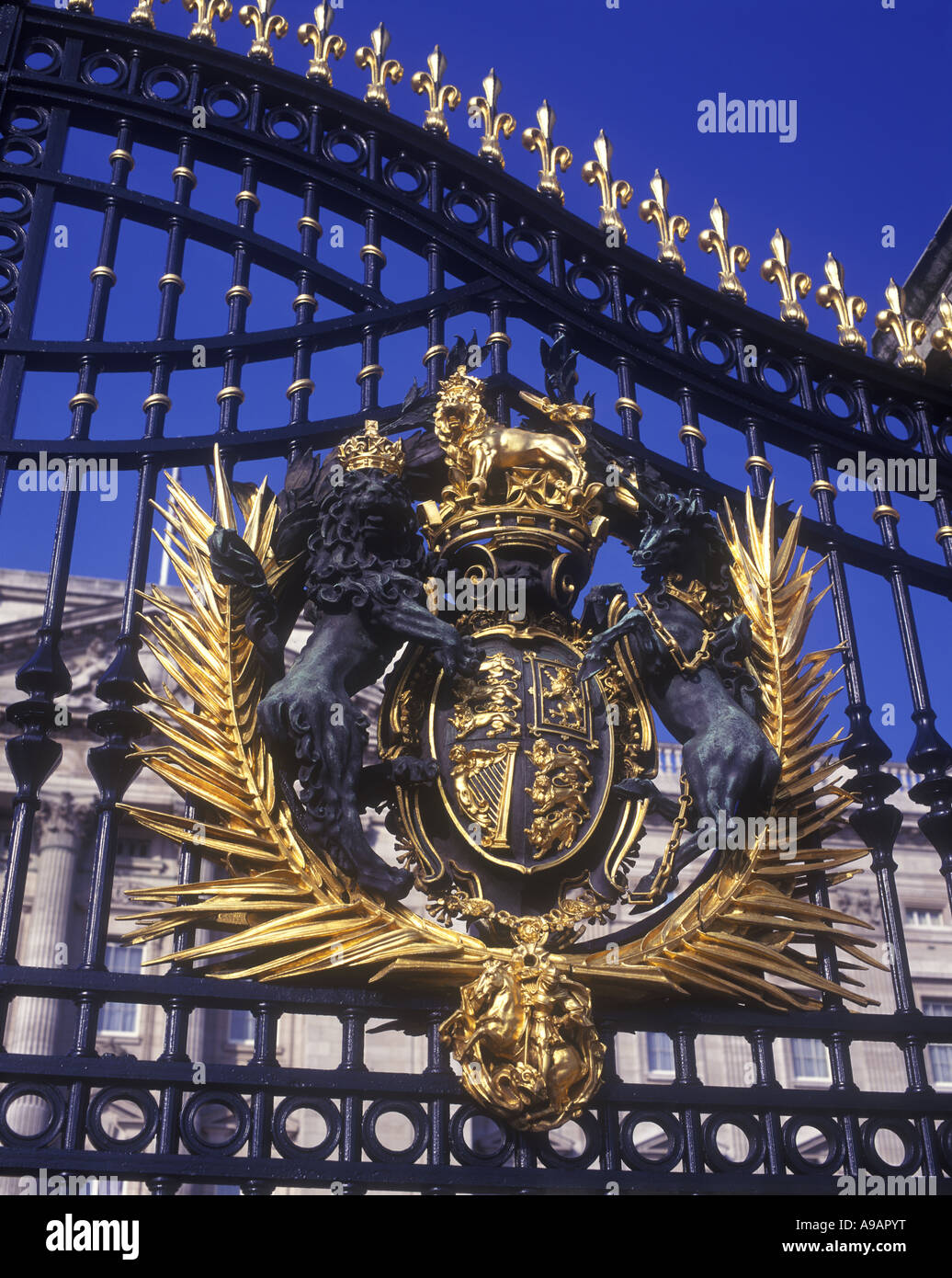 WAPPEN VON GATE BUCKINGHAM PALACE LONDON ENGLAND UK Stockfotografie - Alamy