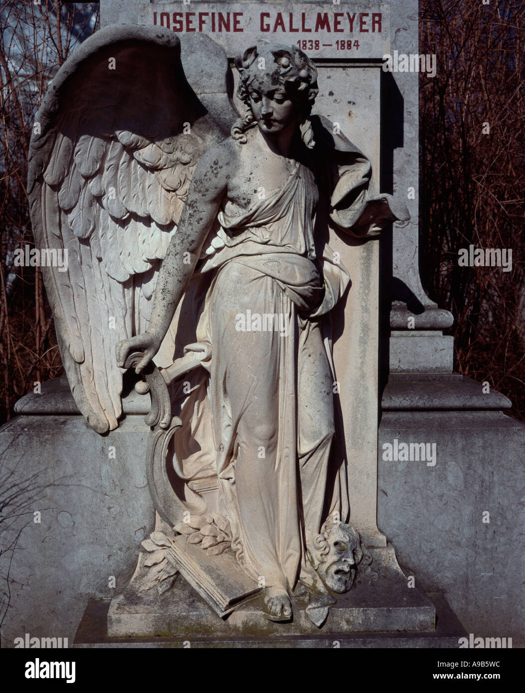 Statue eines Engels auf einem Grab in der zentrale Friedhof ...