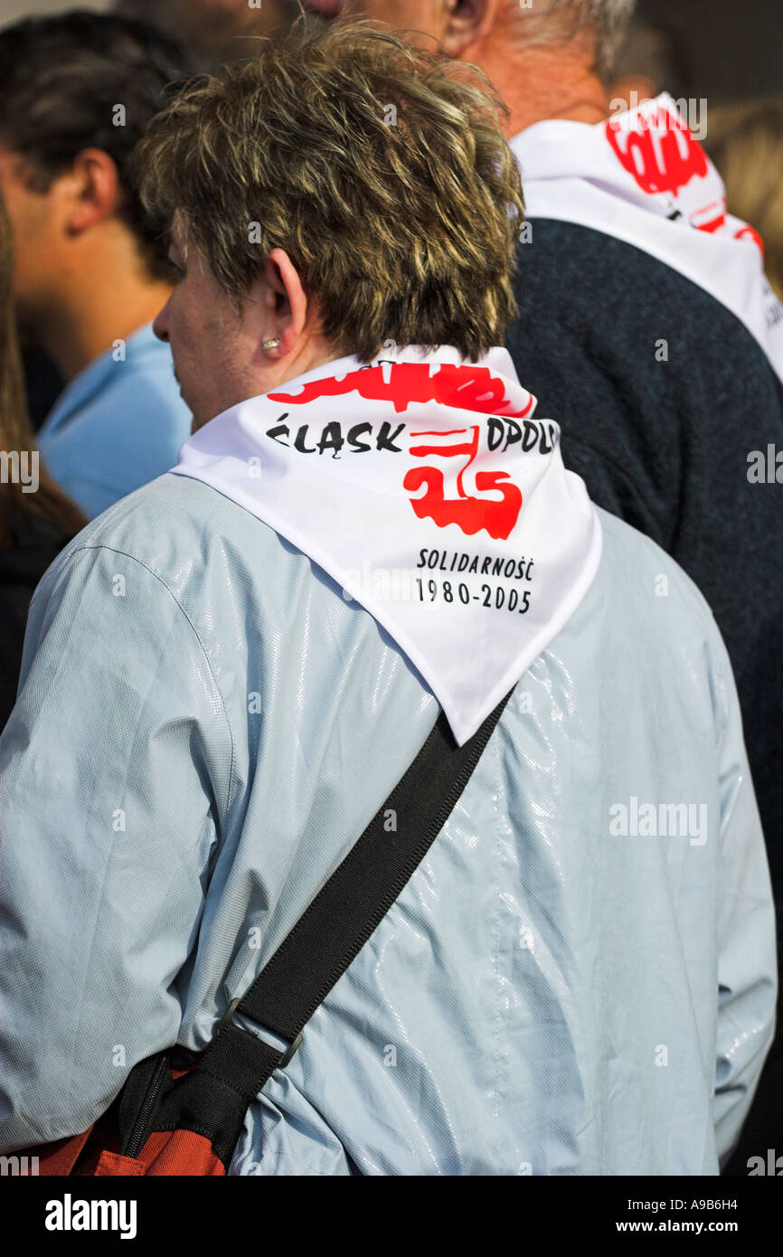 Polnische Pilger mit Solidarnosc-Banner und Fahnen am St.-Peter-Platz ...