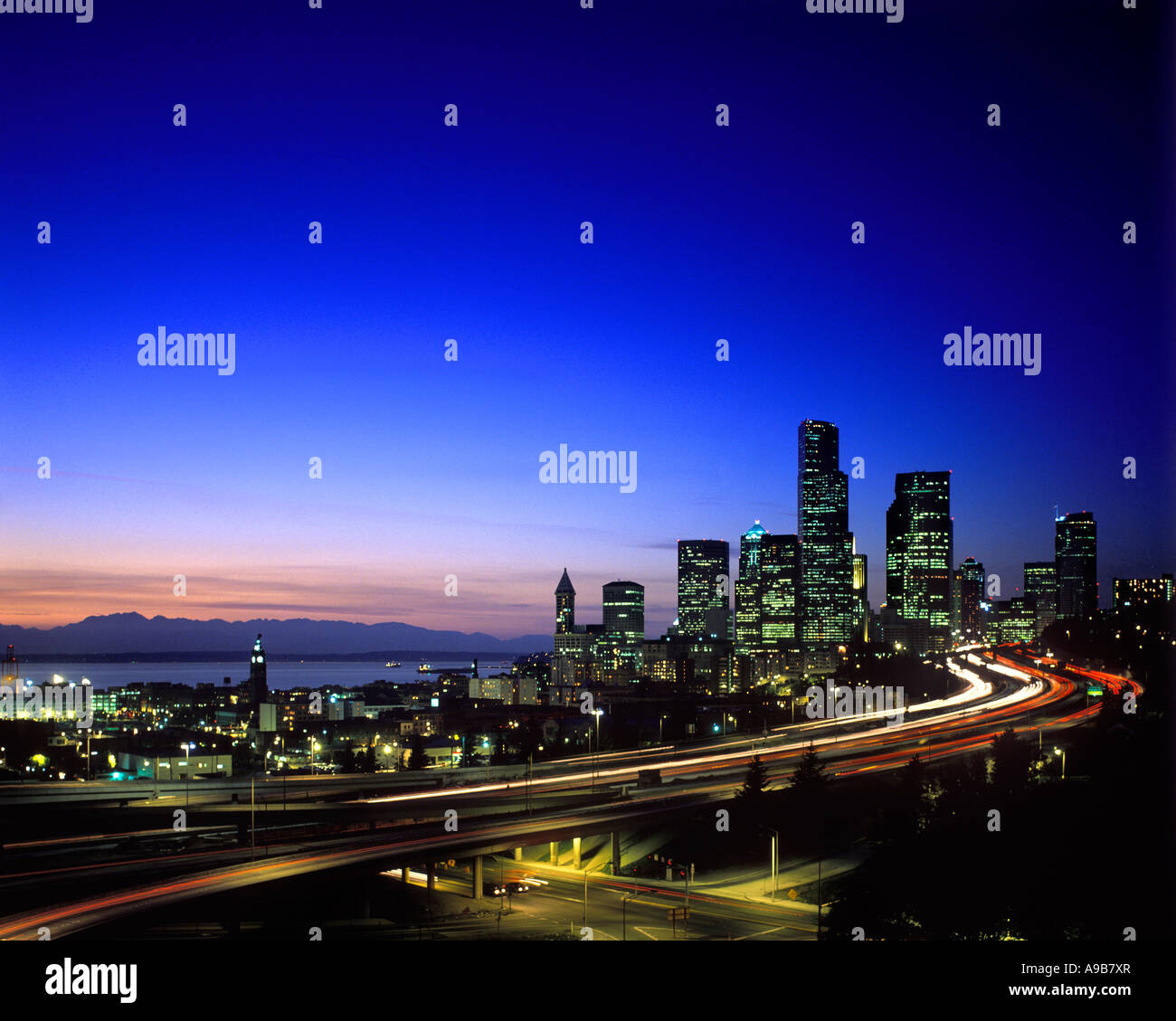 ROUTE 5 INTERSTATE-HIGHWAY SKYLINE VON DOWNTOWN SEATTLE WASHINGTON ...