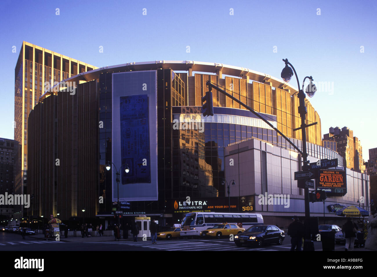 MADISON SQUARE GARDEN (© CHARLES LUCKMAN 1968) EIGHTH AVENUE IN ...
