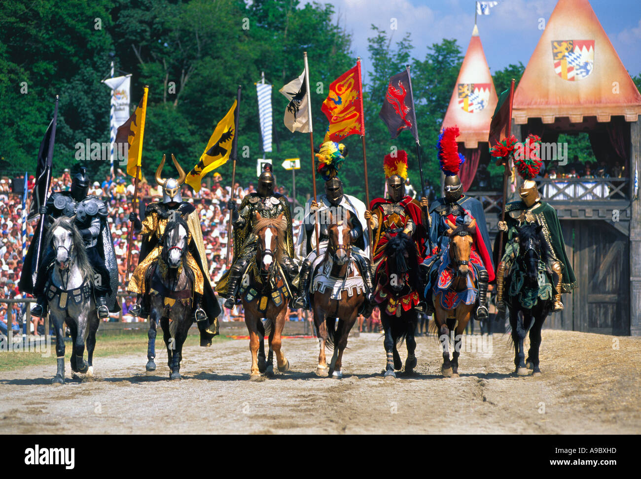 Ritter zu Pferd mit Lanze Fahne im Turnier Mittelalterfest in ...