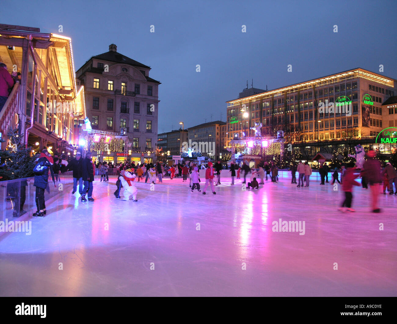 Karlsplatz munich ice skating -Fotos und -Bildmaterial in hoher ...