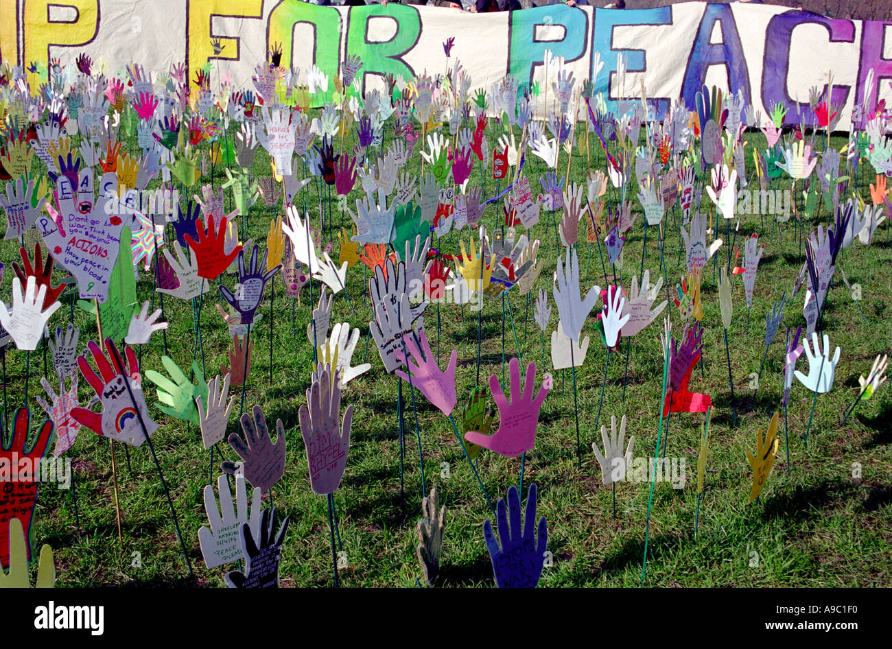 Friedenssymbol bei demonstrationen -Fotos und -Bildmaterial in hoher ...